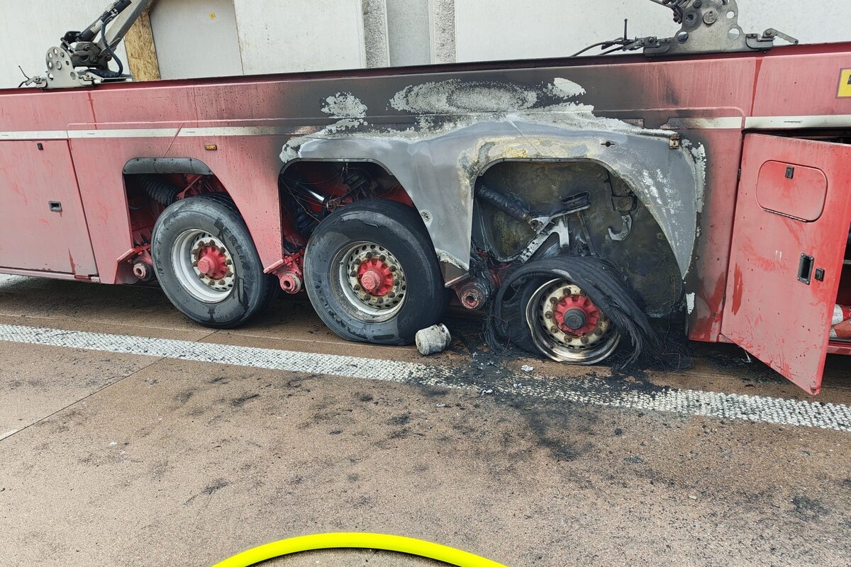 A9 gleich zweimal voll gesperrt: Fahrer hört plötzlich Knall und sieht ...