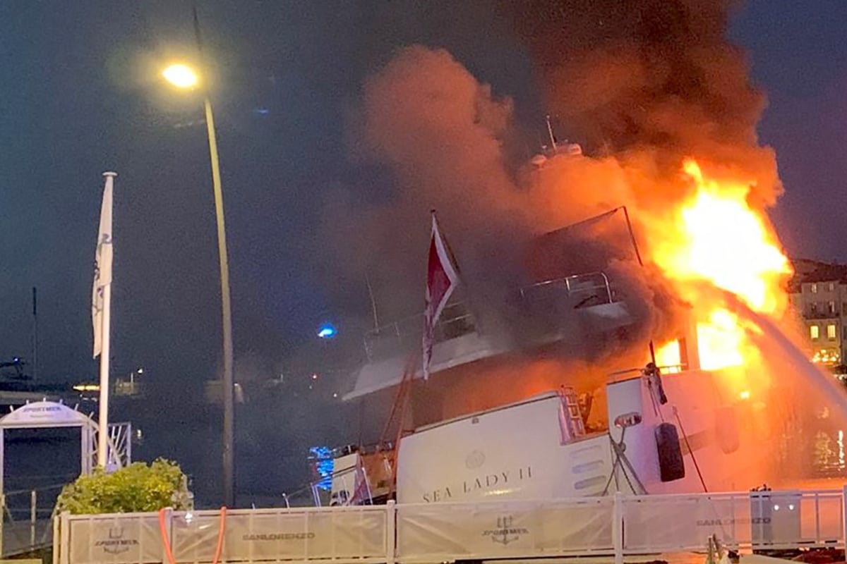 Luxusyacht Sea Lady II steht in Saint-Tropez in Flammen – Feuerwehr im ...