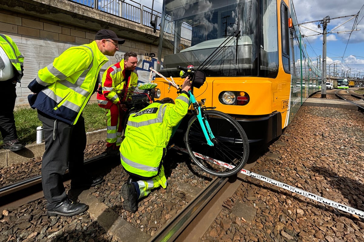 Radfahrer (80) collide with tram in Dresden: Investigation initiated