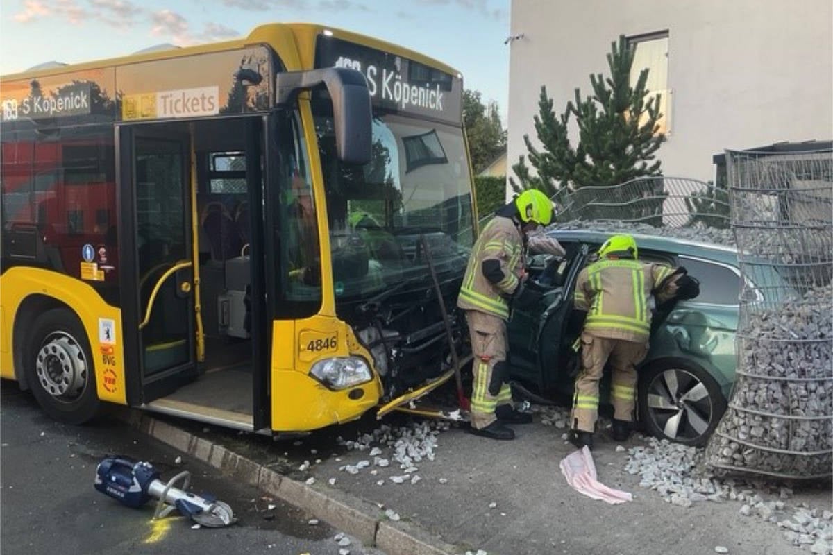 Unfall in Berlin: VW kracht in BVG-Bus und Zaun, fünf Verletzte in Köpenick