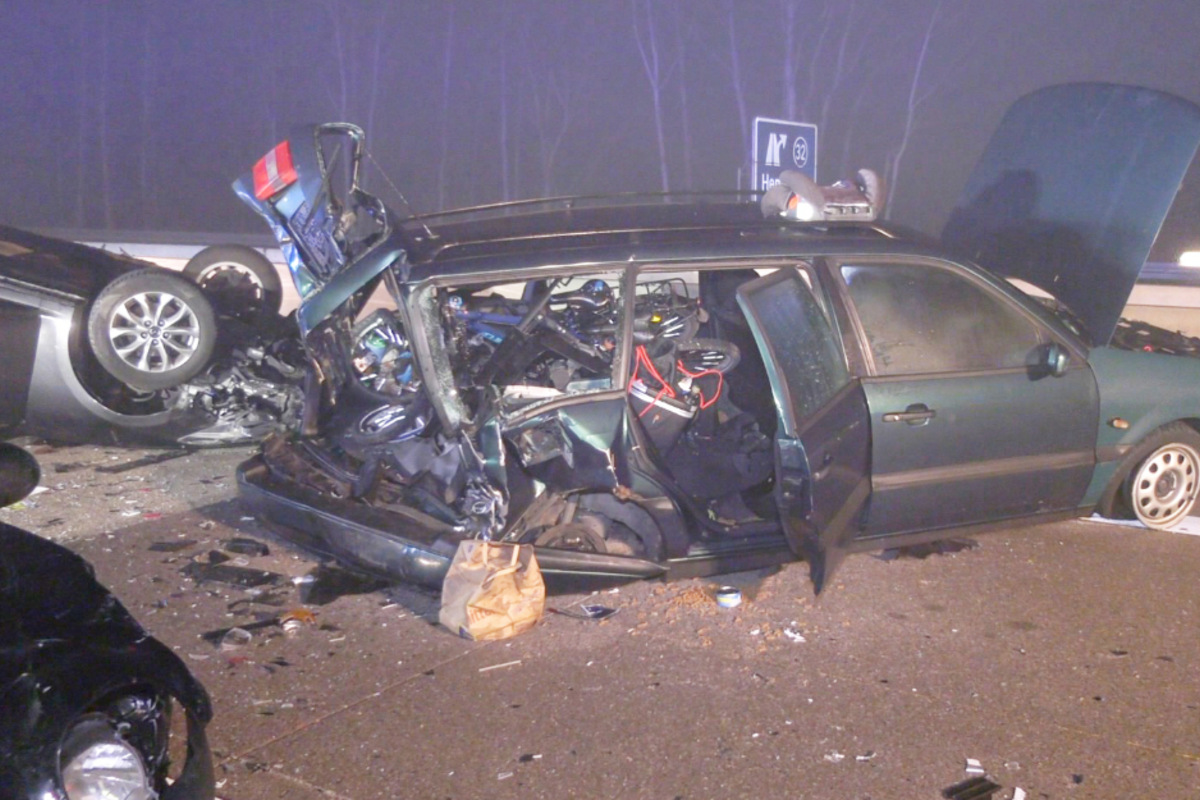 Unfall A5: Horror-Unfall auf A5 - Pannen-Auto auf Fahrbahn geschleudert ...
