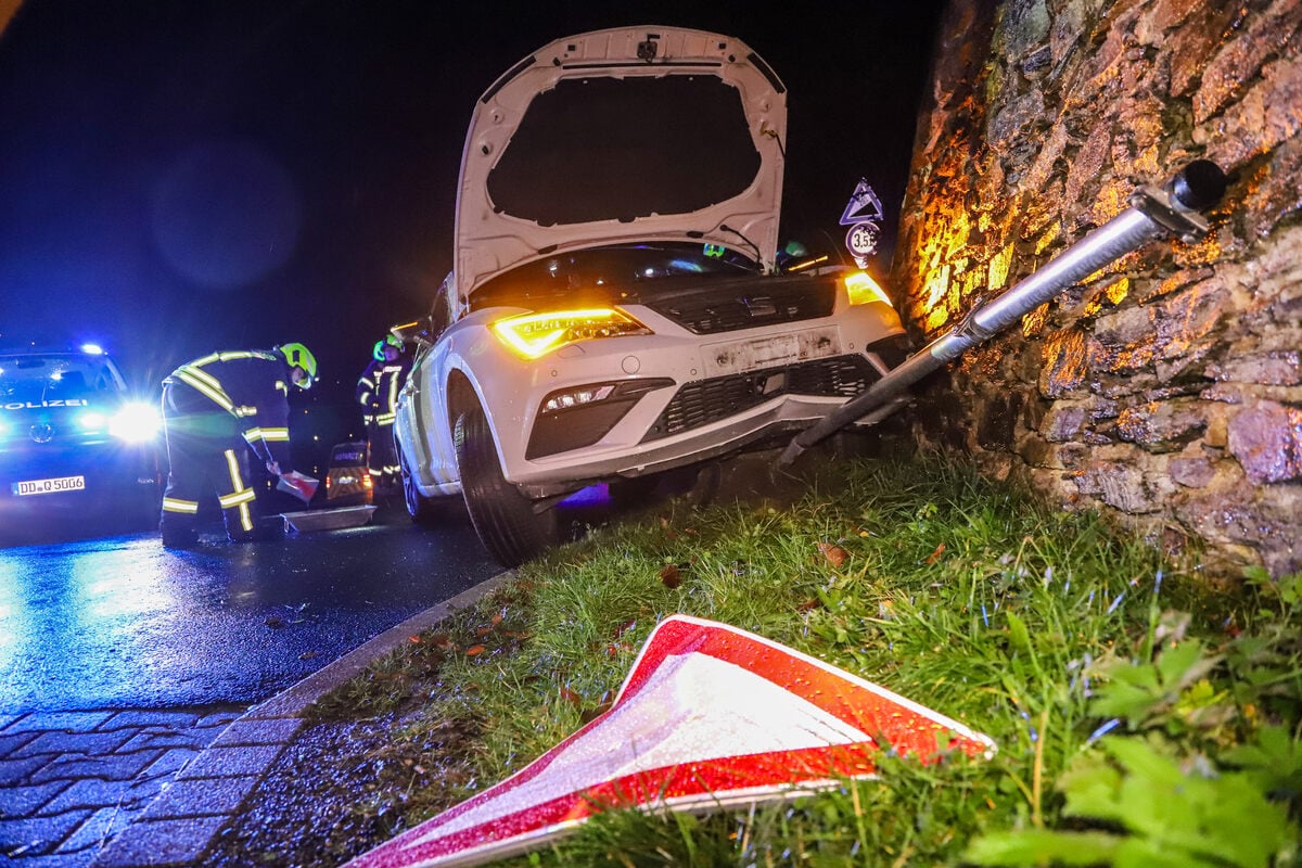 Fahrerin schläft nach Unfall ein: Suff-Fahrt endet an Schild