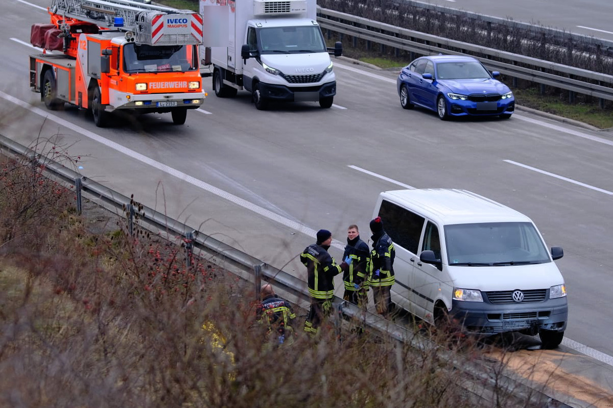 Unfall auf der A14: Brennender Reifen löst sich von Laster und kracht in VW