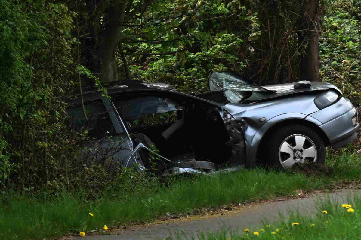 Heftiger Unfall auf der L213: Auto rast gegen Baum, zwei Insassen schwer verletzt