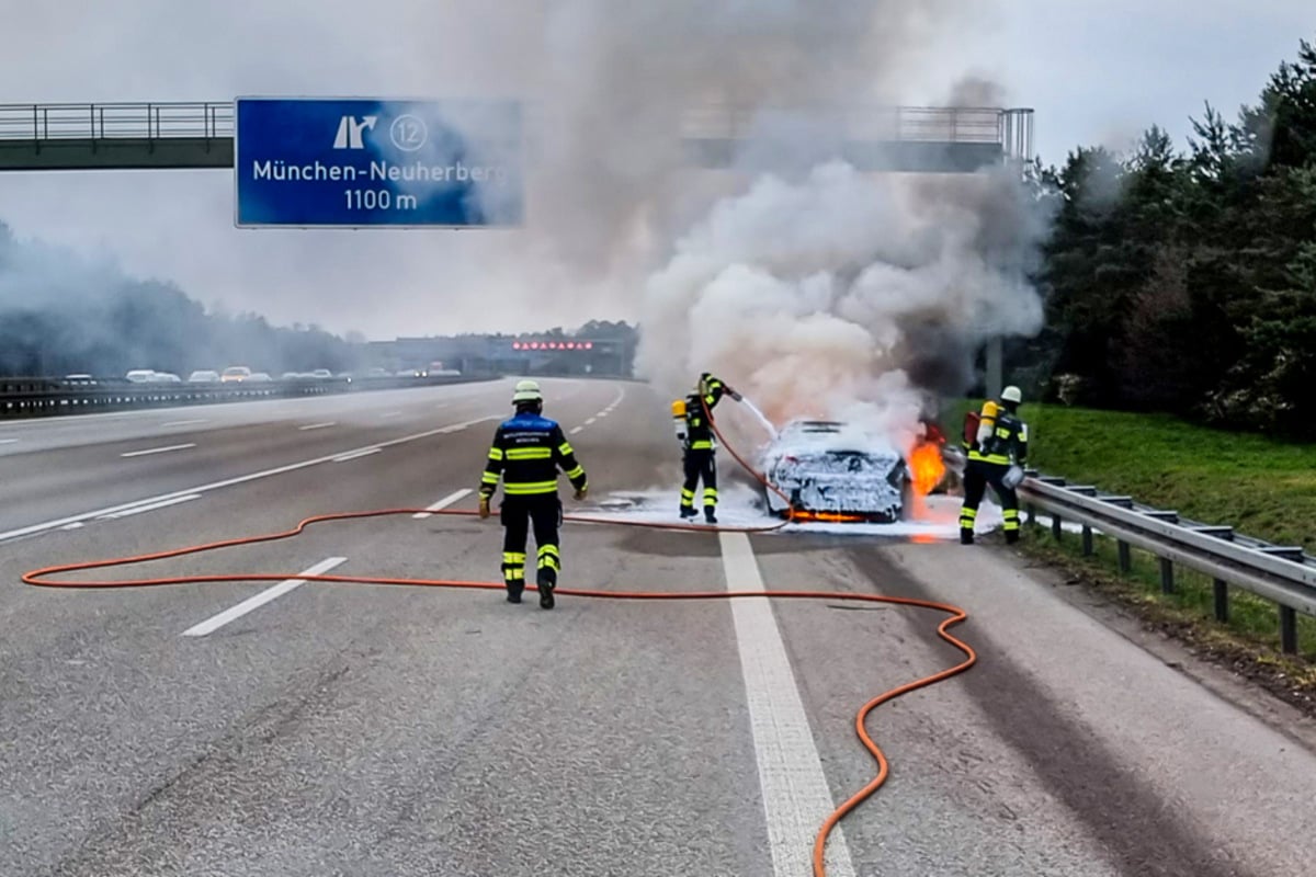 Vollsperrung auf A99 bei München - BMW geht in Flammen auf