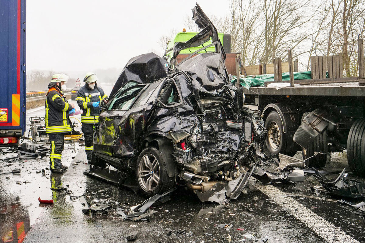 Unfall A44: Drei Tote bei schwerem Unfall auf der A44 - Auto gerät zwischen Lastwagen
