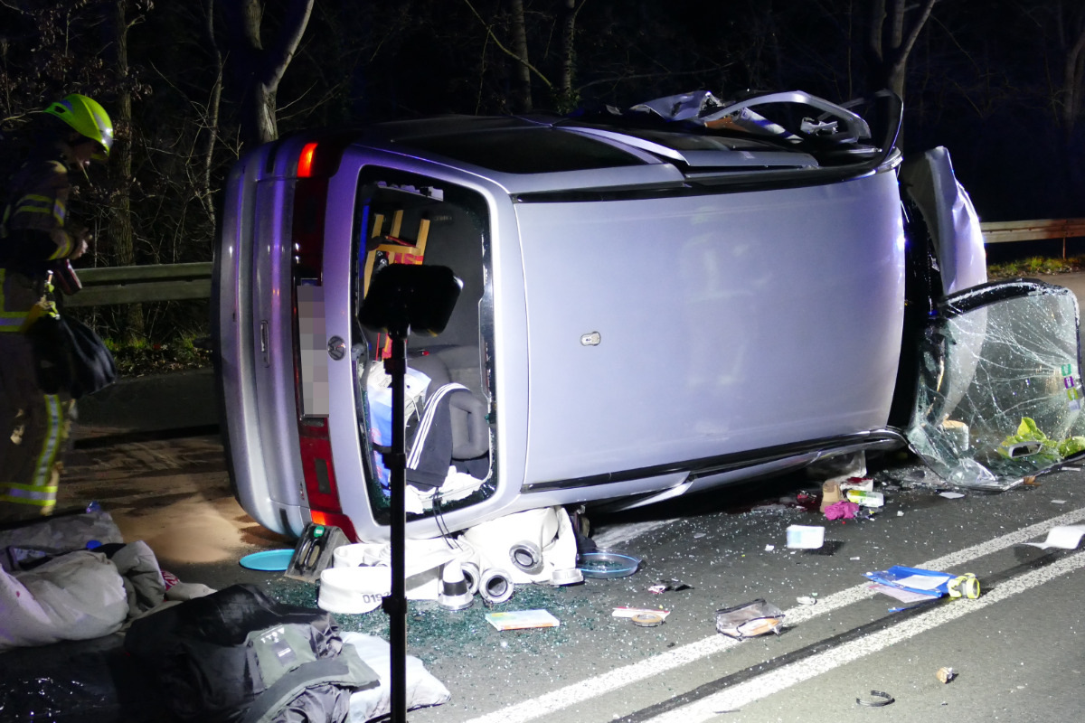 Unfall B56 N: Audi-Kombi kracht heftig in VW: Drei Kinder unter den ...