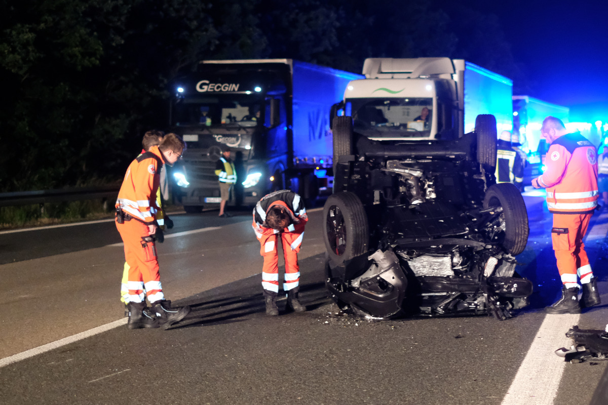 Unfall A6: Autotransporter kommt auf A6 ins Schleudern - Acht Menschen ...