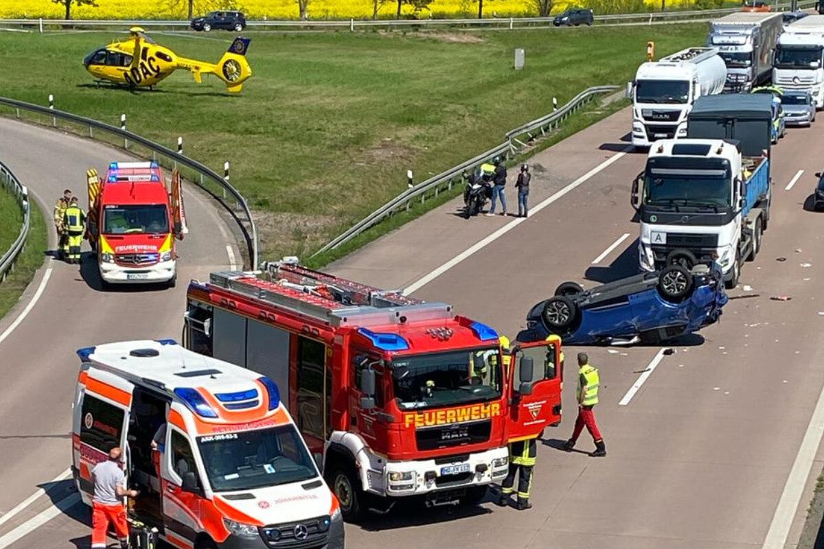 Unfall A9 - Vollsperrung! Heli landet auf Fahrbahn bei Bad Dürrenberg