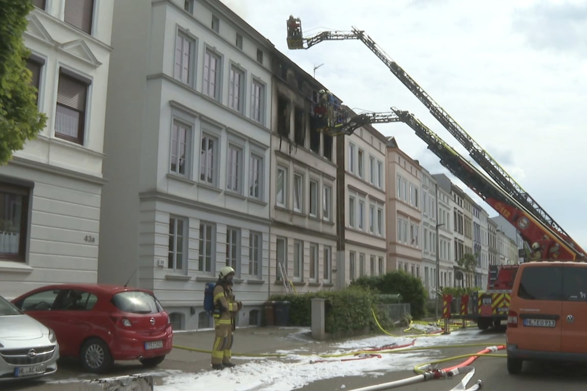 Feuer in Lübecker Mehrfamilienhaus: Frau springt aus Fenster, Mann stirbt