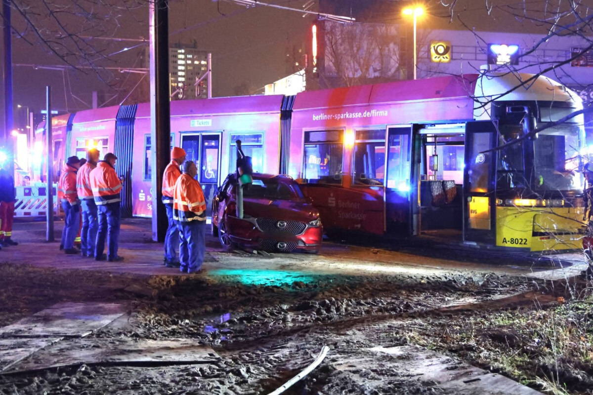 Tram in Berlin entgleist, mehrere Verletzte: Auto kracht in Straßenbahn