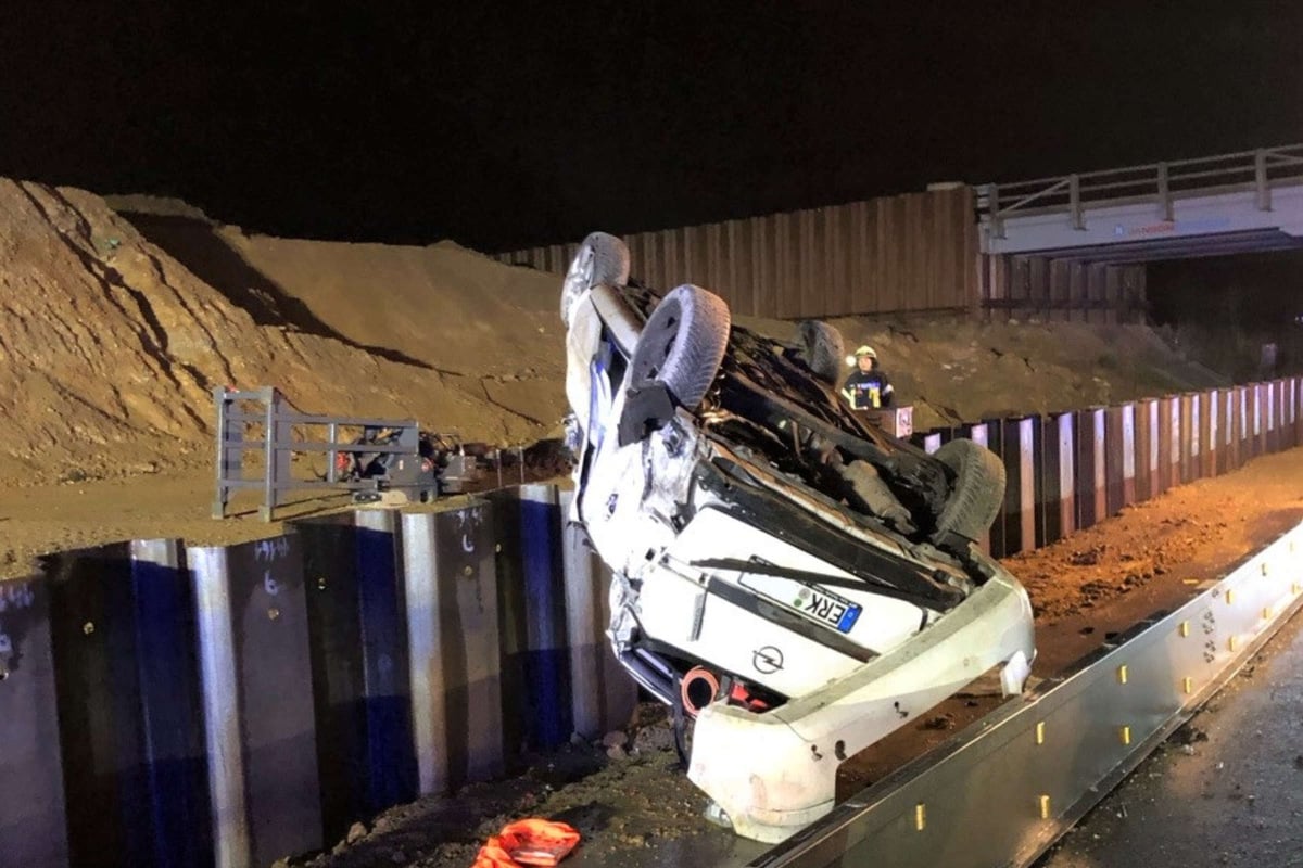 Unfall A44 bei Würselen: Autofahrer stürzt meterweit in die Tiefe ...