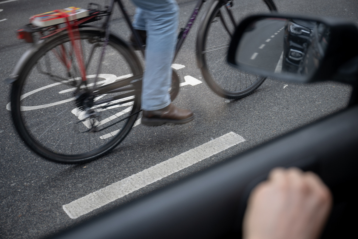 Weil er in Berlin in der zweiten Reihe parkte: Aggro-Radfahrer prügelt ...