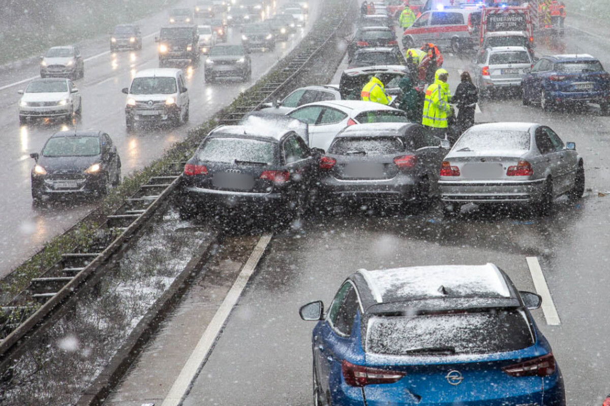 Unfall A3: Trümmerfeld nach heftigem Hagelschauer auf der A3 - 17 Autos krachen ineinander