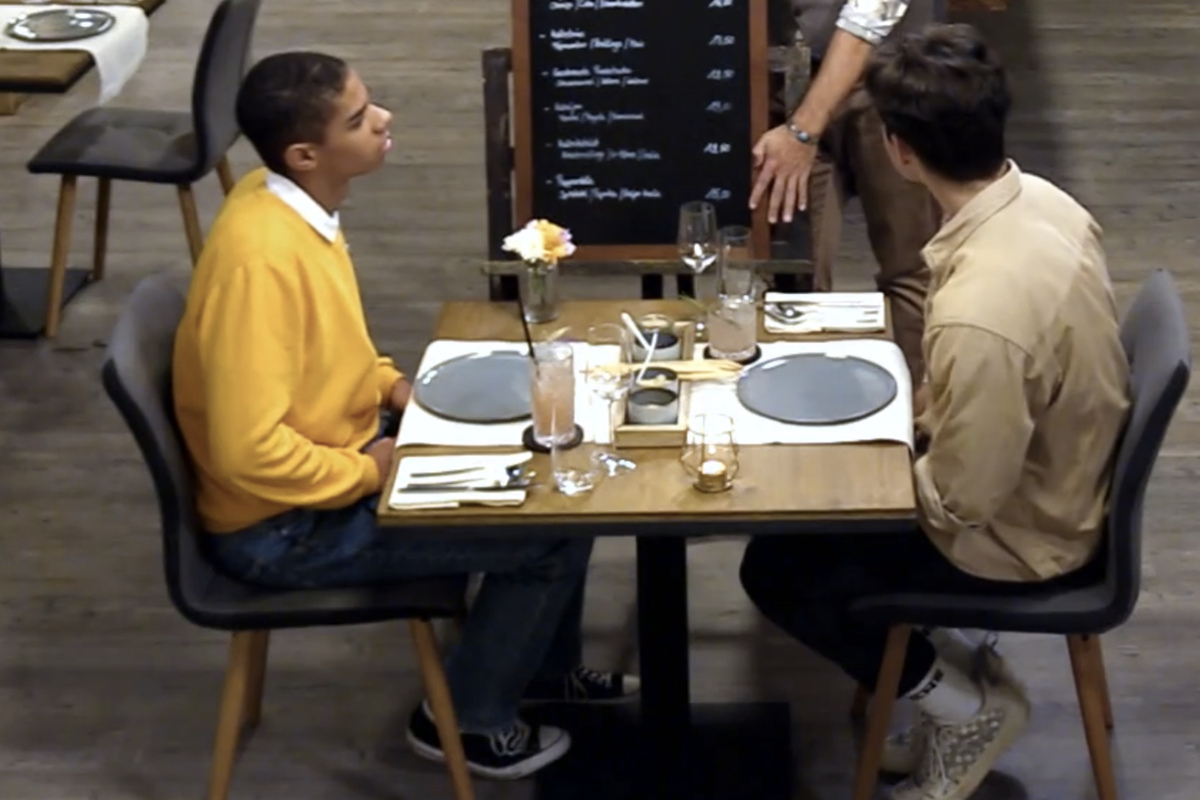 "First Dates": Als Aaron Tofu statt Fleisch bestellt, reagiert sein ...