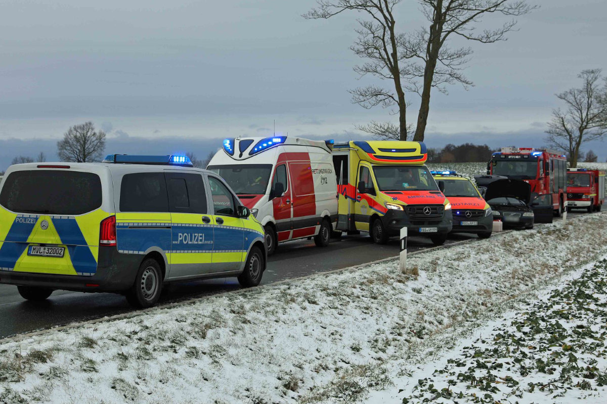 Schwerer Unfall auf der L132 bei Rostock: Auto mit Familie kracht gegen ...