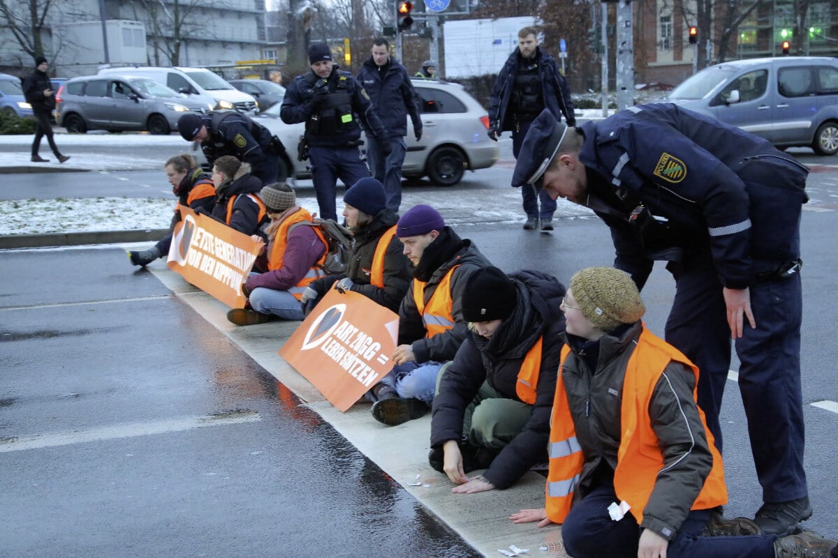 Protest against gravel mining: activists of the "last generation" are ...