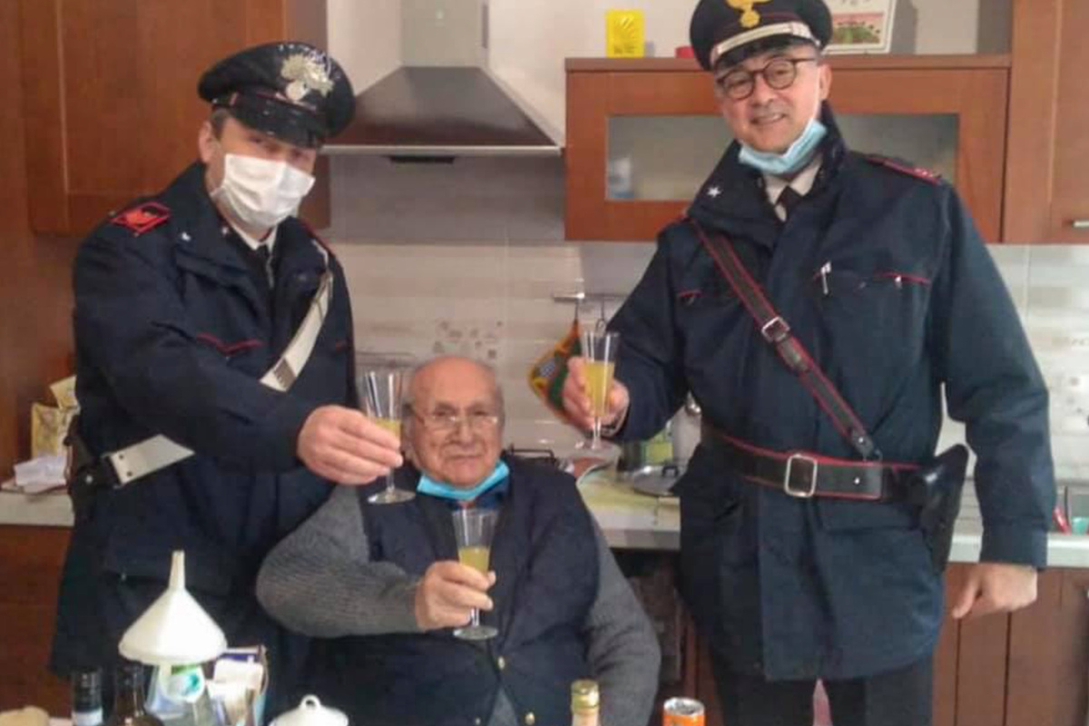 Lonely 94-year-old man calls in cops to keep him company