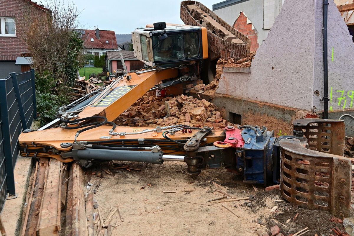 28-Tonnen-Bagger bricht durch Kellerdecke und sorgt für Feld der Verwüstung