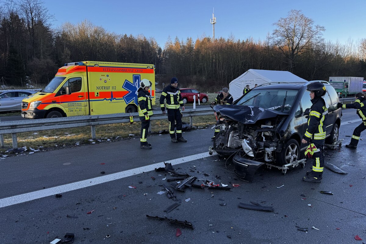 Unfall A9: Massencrash mit elf Autos auf A9 - Polizei steht weiterhin ...