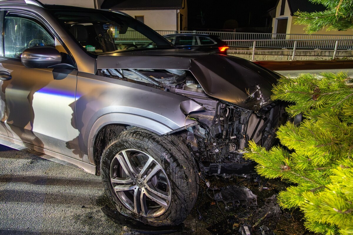 Crash in Zschorlau: Auto kracht gegen Pflanzkübel und Hausmauer