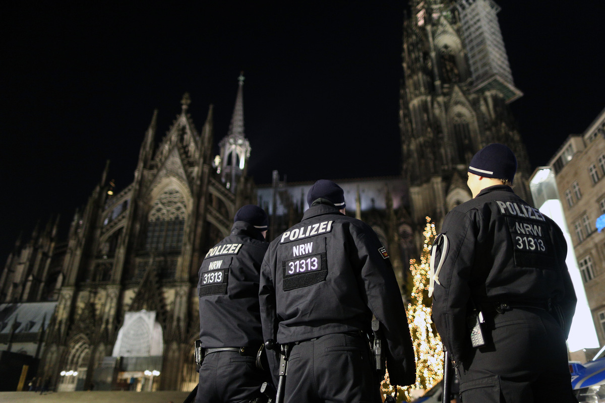 Streit am Kölner Dom eskaliert: Mann schwebt nach brutaler Attacke in ... Streit am Kölner Dom eskaliert: Mann schwebt nach brutaler Attacke in ...