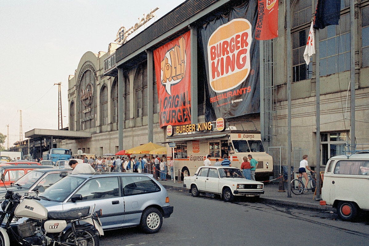 Neuer Fotoband "Endlich seid ihr da!": Als die DDR ging und der Westen kam