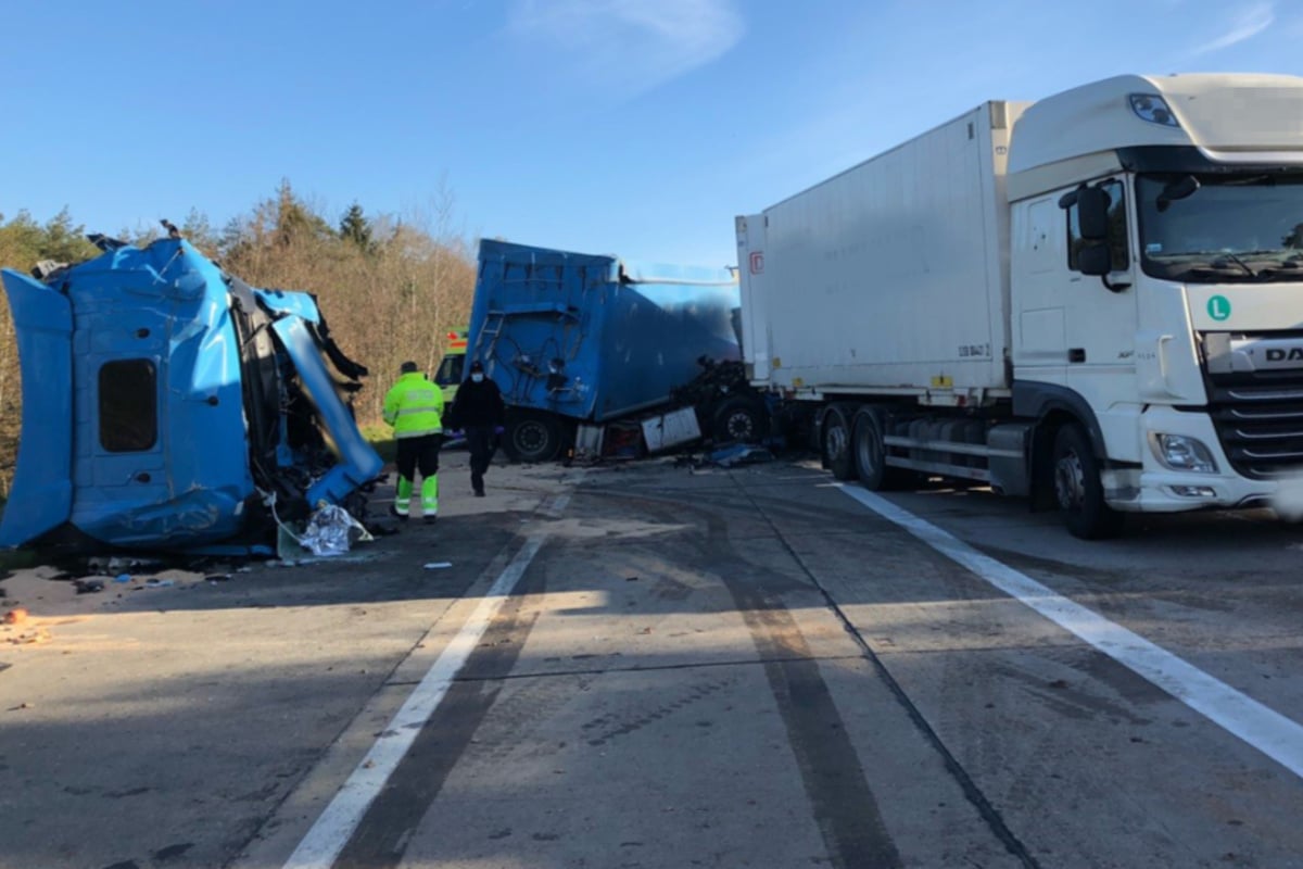 Schwerer Unfall auf der A7: Drei Lkw krachen ineinander