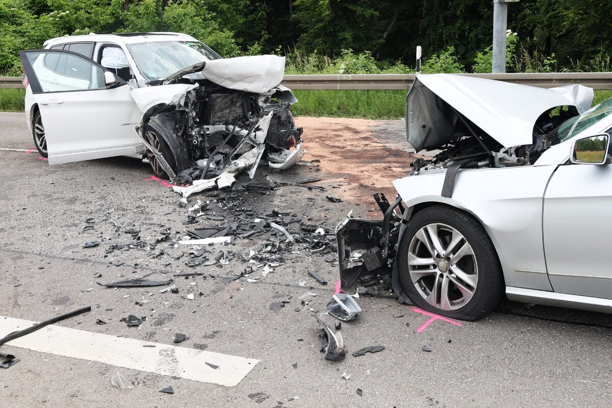 Unfall auf B31 bei Überlingen am Bodensee: Drei Frauen tot, drei Männer schwer verletzt