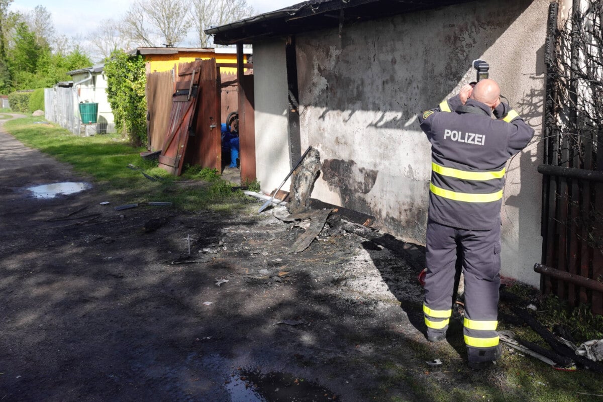 VW im Leipziger Osten in Flammen: Feuer greift auf Gartenlaube über