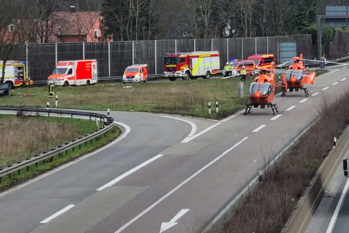 Auto kracht frontal gegen Baum: 18-Jähriger stirbt nach schwerem Unfall auf A46