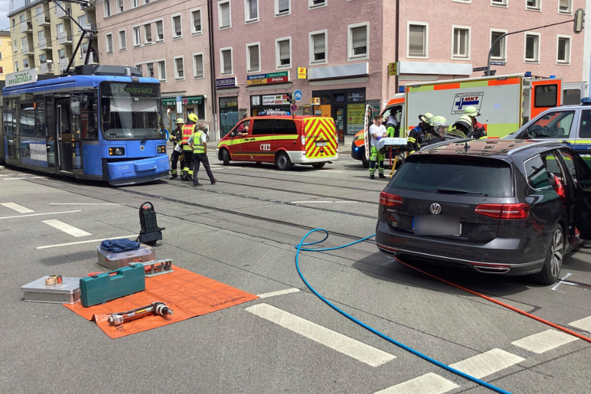 Unfall in München: Tram kracht in Fahrerseite von Auto! Frau verletzt