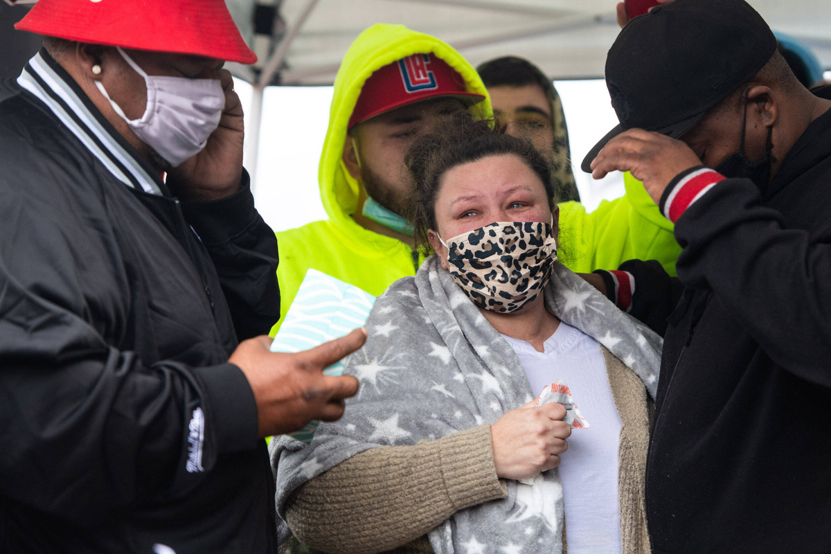 Daunte Wright's parents "can't accept" explanation for his death as ...