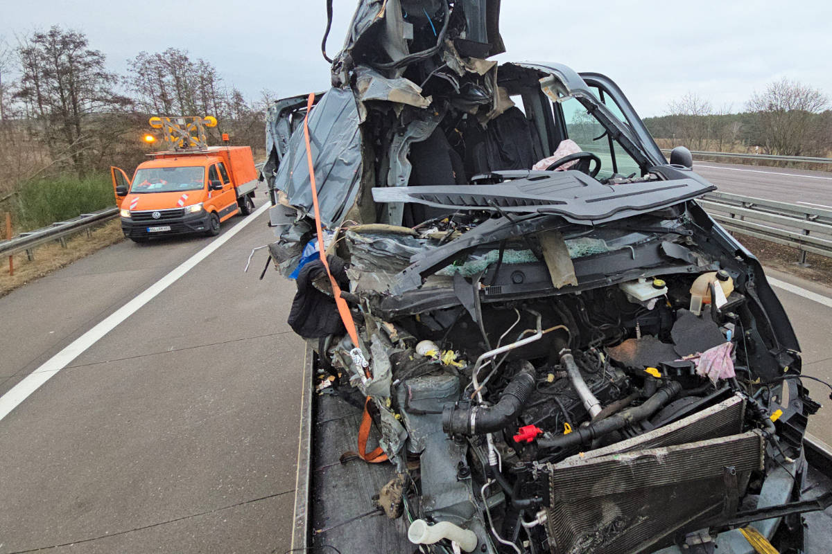 Kleintransporter fährt auf Stauende: Zwei Menschen sterben bei Unfall auf A2!