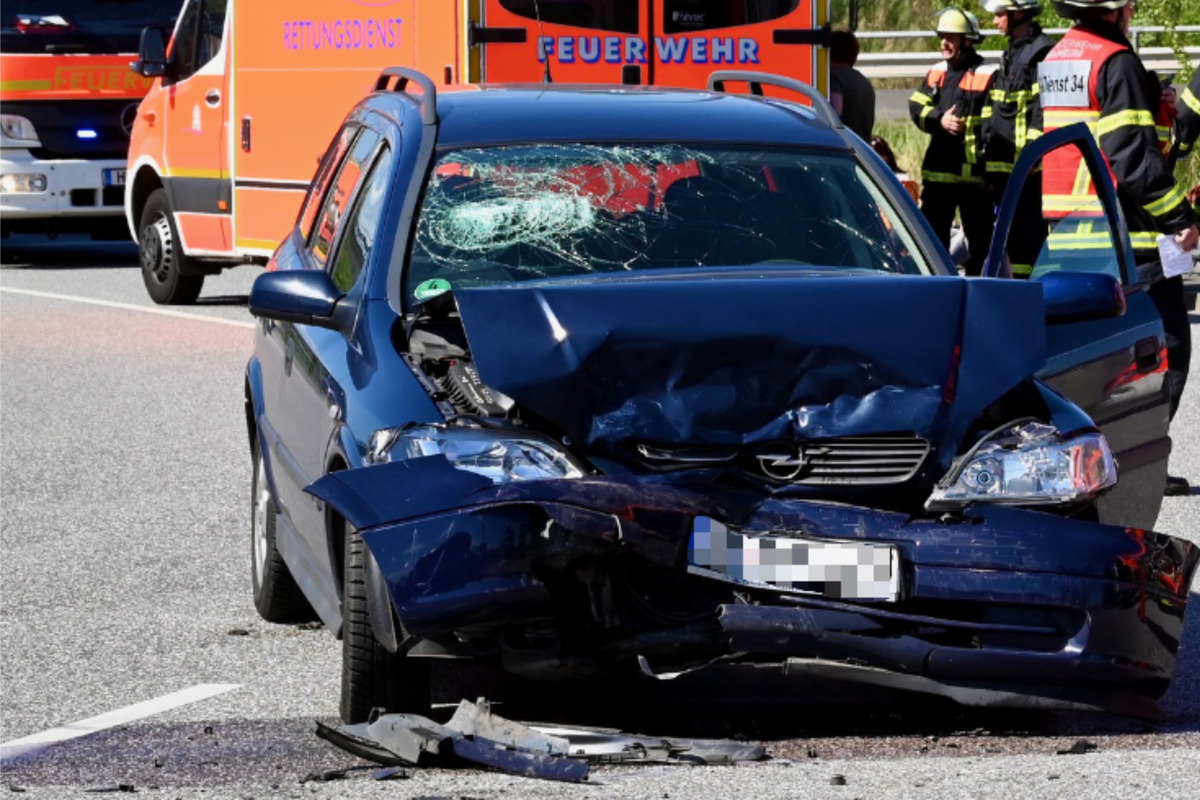 Unfall in Hamburg: Mindestens zwei Schwerverletzte