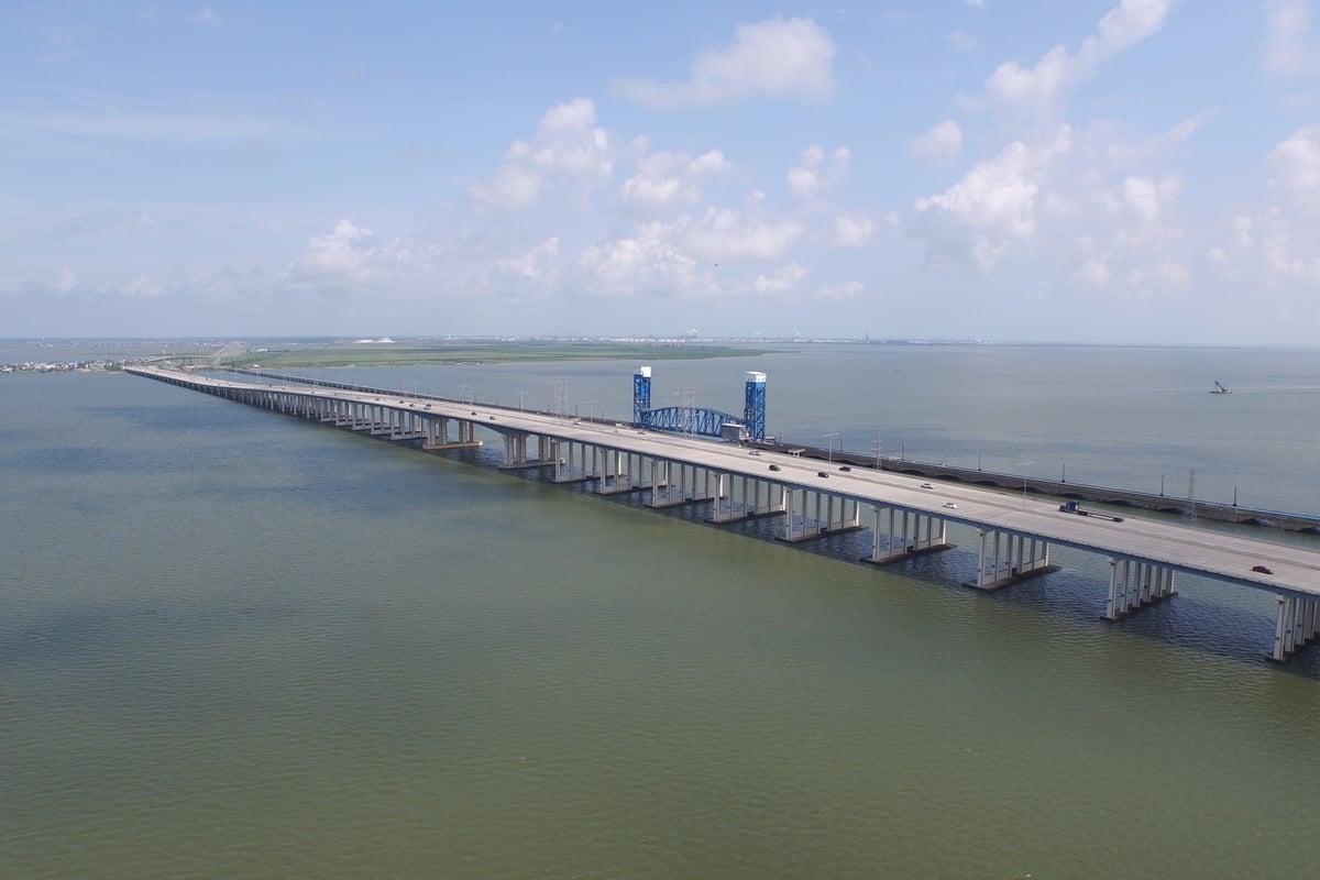 Mexican Navy plane carrying child burn victims tragically crashes near ...