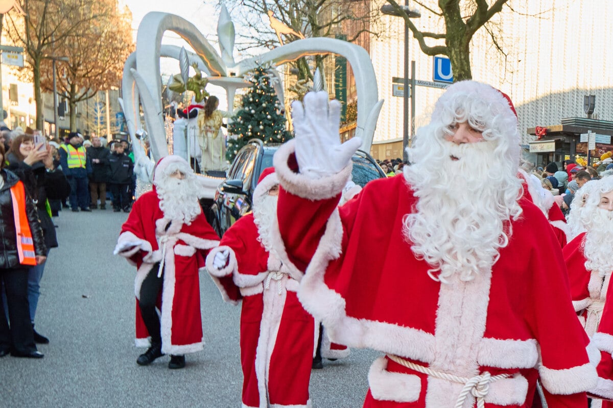 Hamburg: Parade mit Weihnachtsmännern, Prinzessinnen und Co. zieht ...