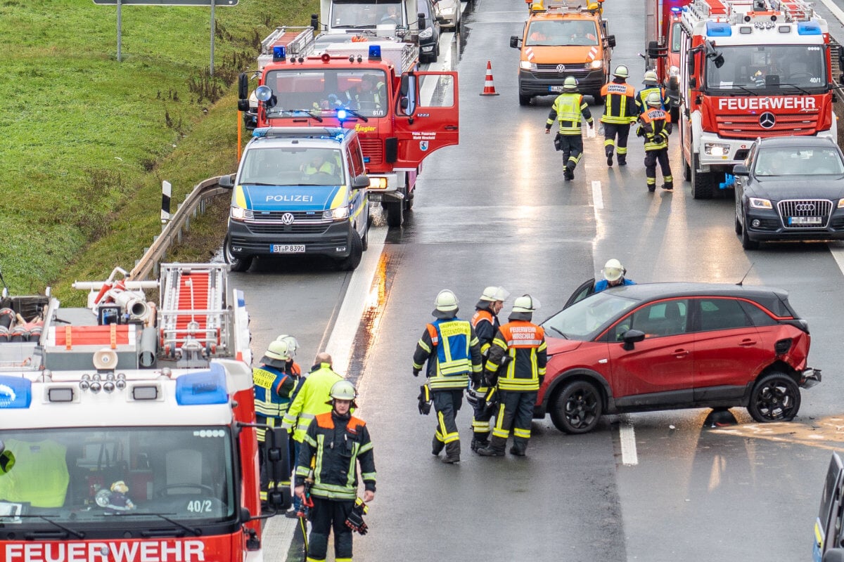 Möglicher Gaffer-Unfall auf Gegenspur: Mehrere Verletzte bei Doppel ...