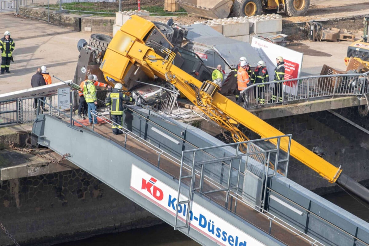 Feuerwehreinsatz in der Kölner Altstadt: Kran kippt um und stürzt in ...
