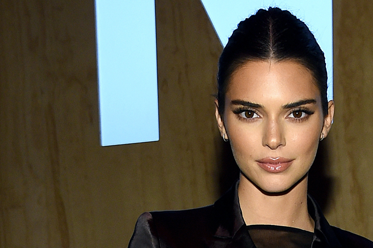 Kendall Jenner flaunts slim figure in trendy street style fit