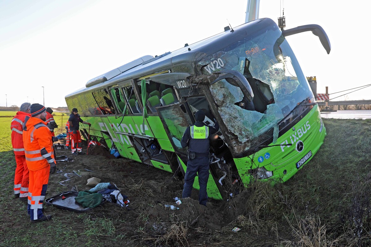 Unfall A24: Voll besetzter Flixbus verunglückt - 18 Menschen teils ...