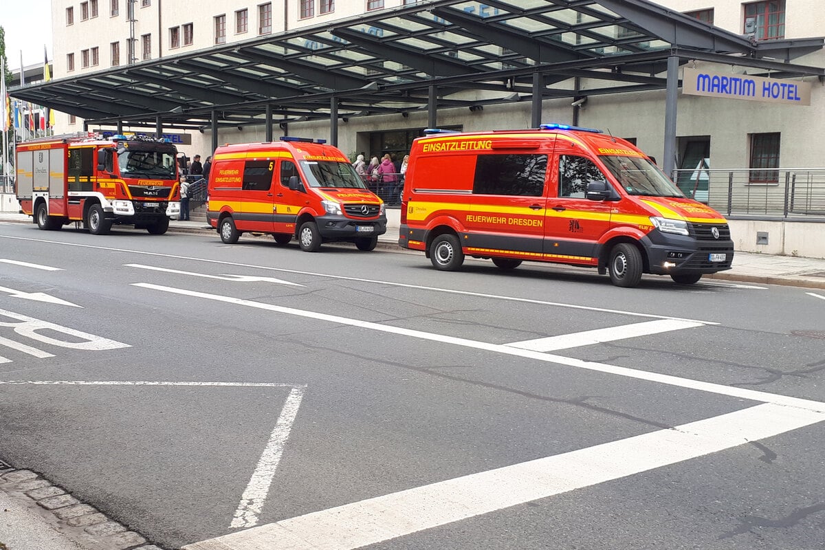Problem in Dresdner Hotelzimmer - Großaufgebot der Feuerwehr vor Ort