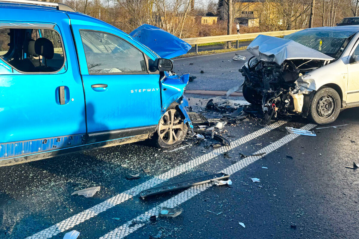 Schwerer Unfall auf B87 bei Eilenburg: Vier Autos involviert, mehrere ...