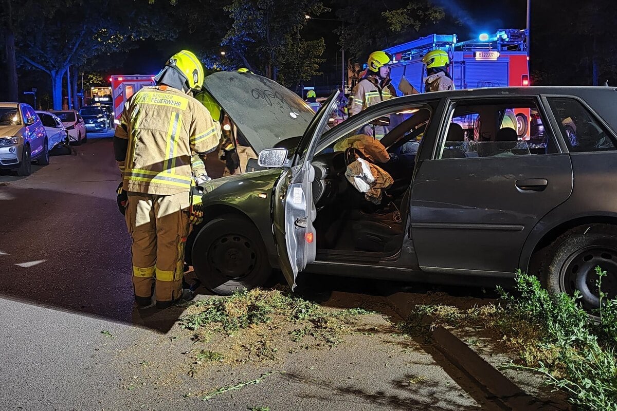 Unfall in Berlin-Neukölln: Uralt-Audi hinterlässt nach Crash Spur der ...