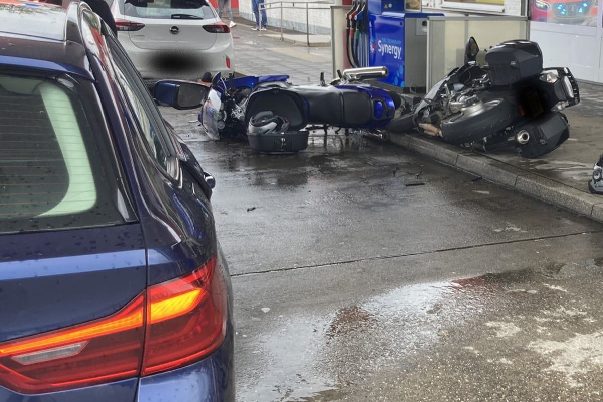 Unfall A3: Schwerer Unfall auf A3-Raststätte - Auto schleudert in mehrere Fahrzeuge und verletzt ...