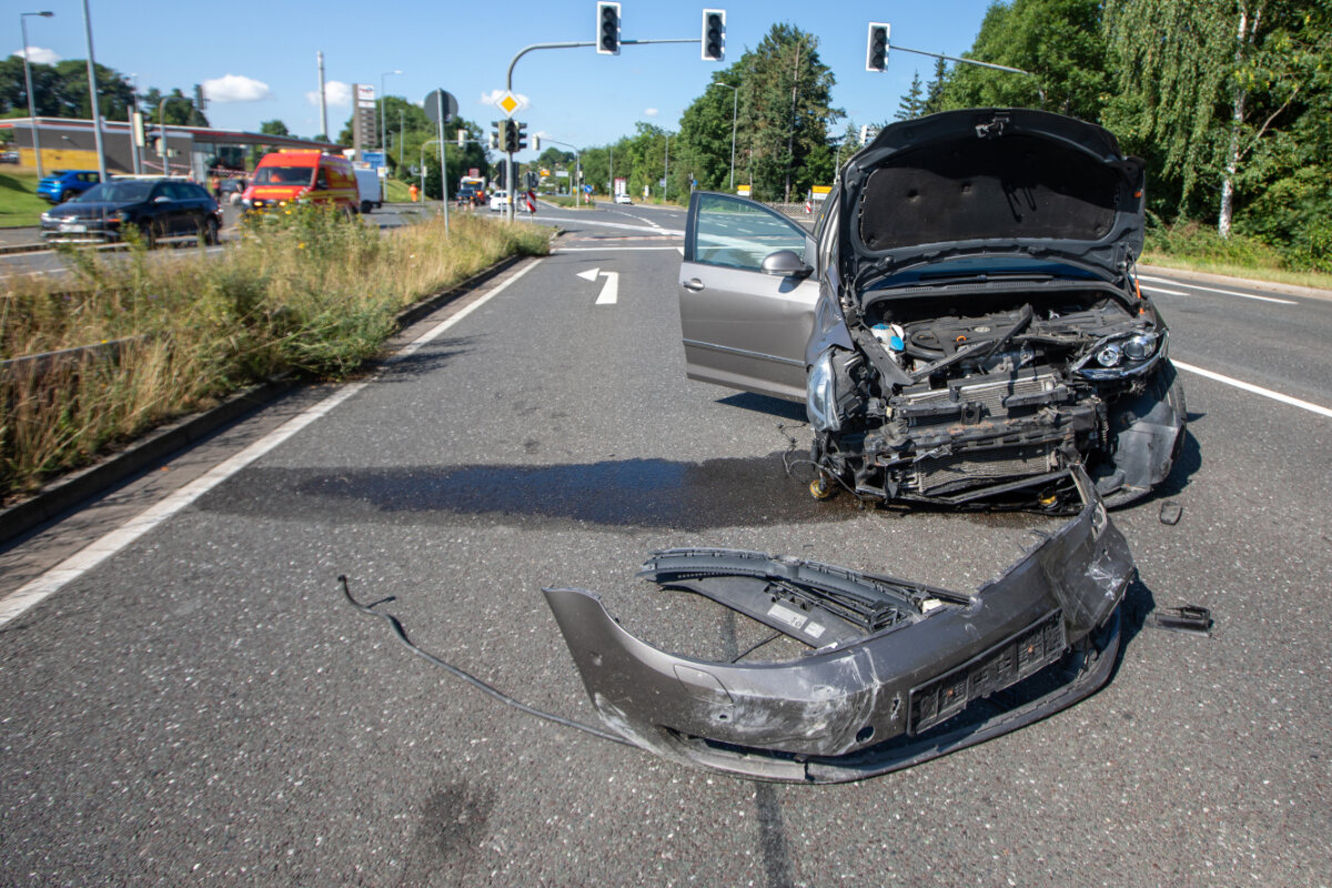 Auto überfährt Pfosten und Stromkasten in Plauen: Zwei Verletzte