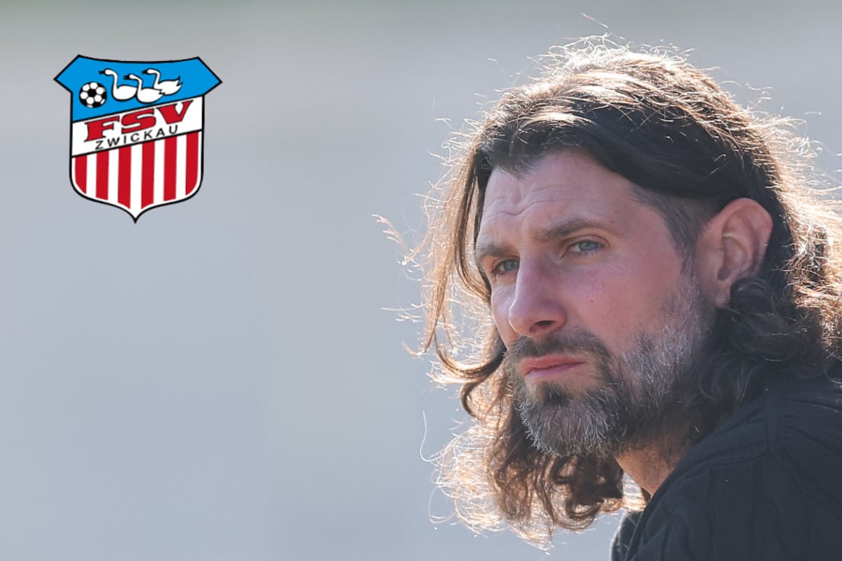 FSV Zwickaus Sportdirektor Robin Lenk hebt vor dem Spiel gegen Leipzig ...