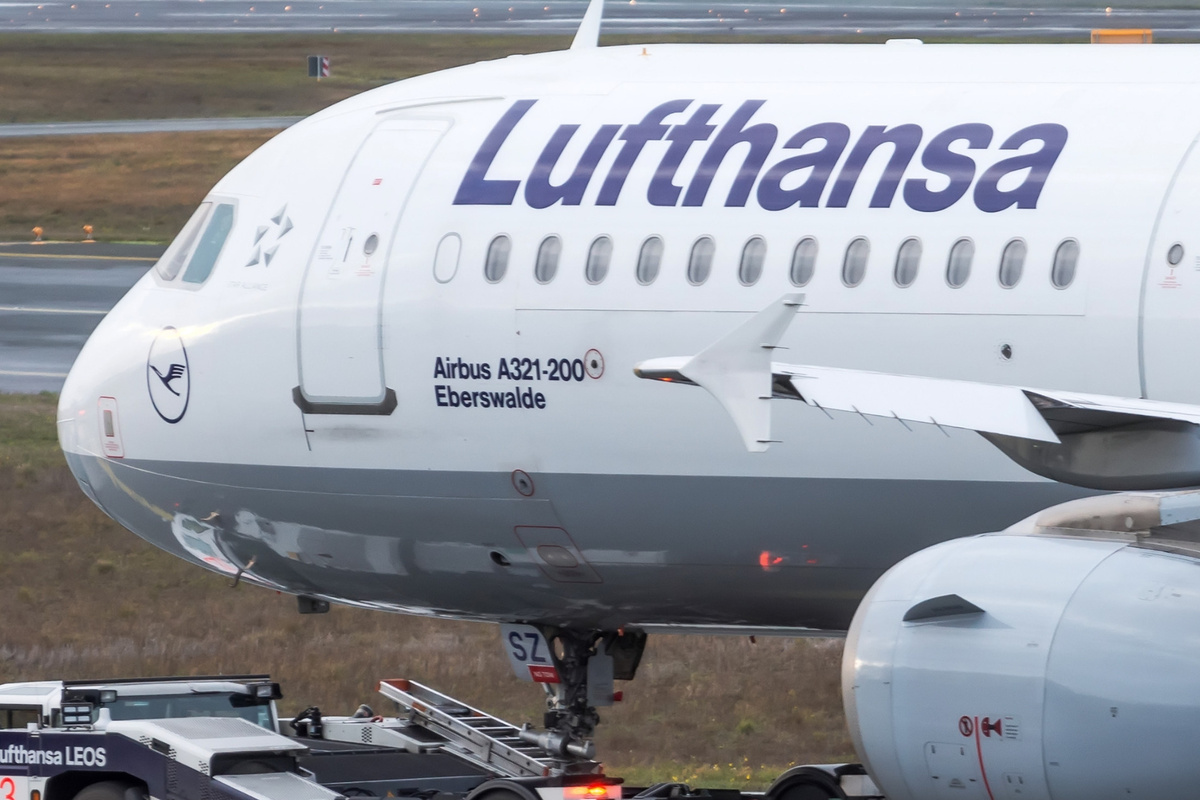 Unerwarteter Vorfall an Bord: Lufthansa Maschine muss Zwischenlandung ... Unerwarteter Vorfall an Bord: Lufthansa Maschine muss Zwischenlandung ...