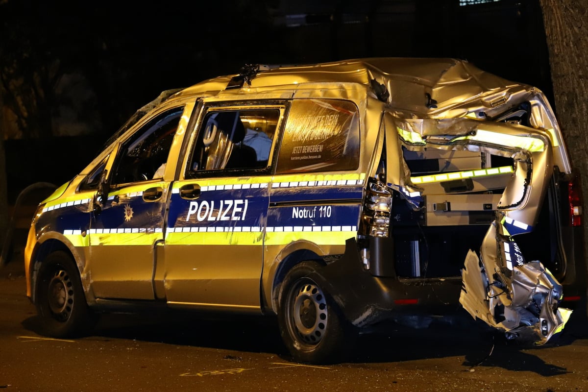 Polizistin bei Unfall mit Streifenwagen im Einsatz schwer verletzt