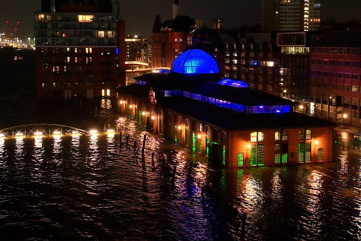 Sturmflut in Hamburg setzt Fischmarkt unter Wasser
